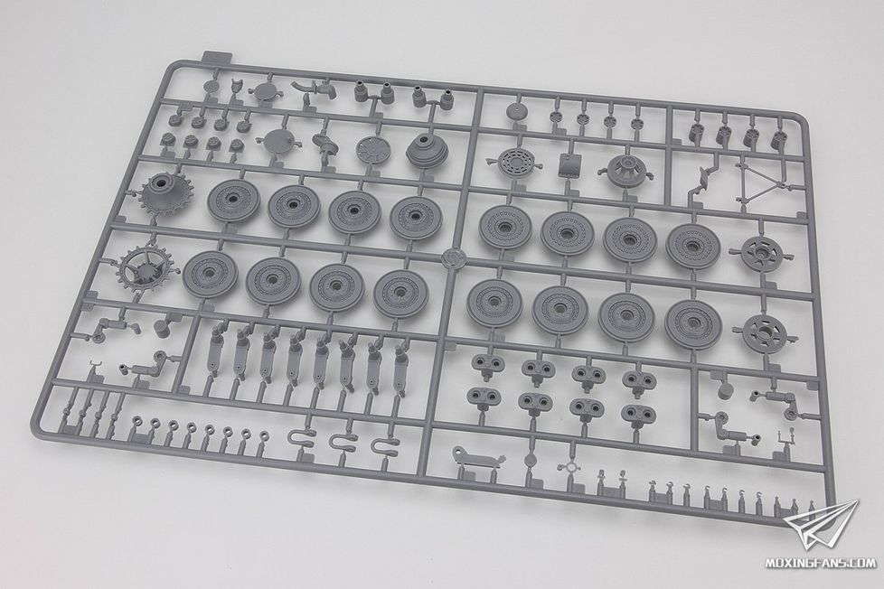 Збірна модель 1/35 E-100 з баштою проєкту Krupp, з робочими траками ...