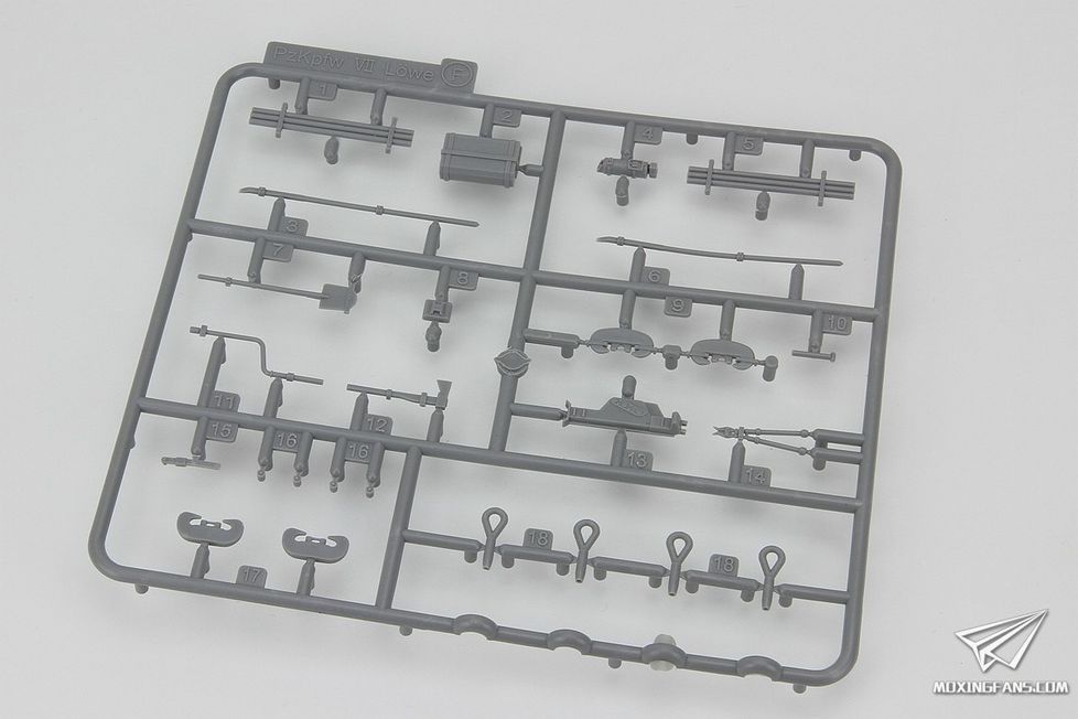 Збірна модель 1/35 E-100 з баштою проєкту Krupp, з робочими траками ...