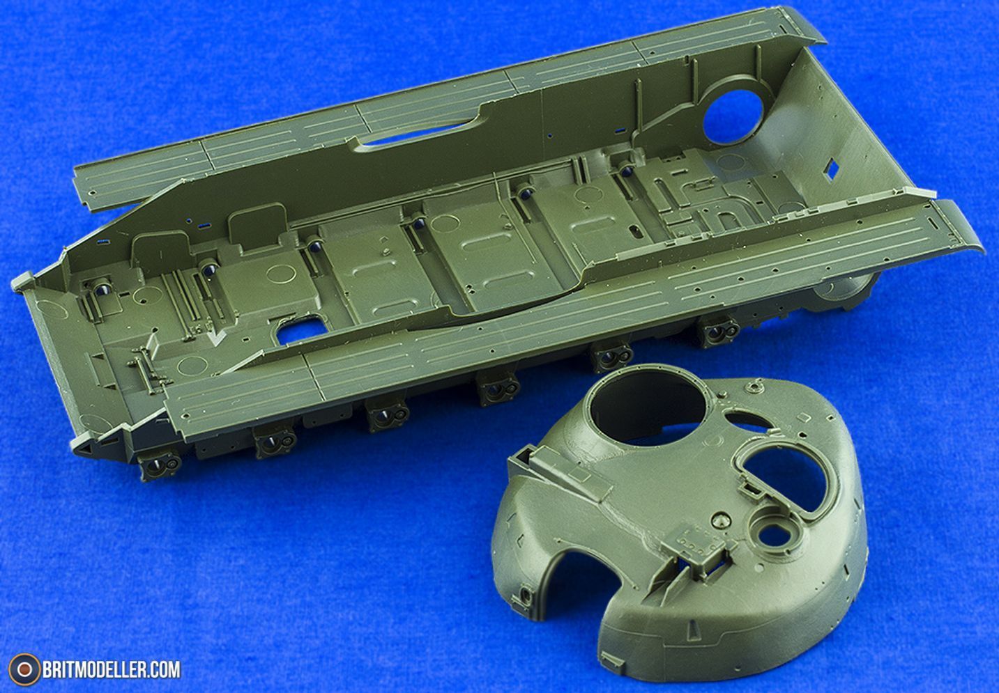 Збірна модель 1/35 Т-72 "Урал" з повним інтер'єром, Amusing Hobby ...