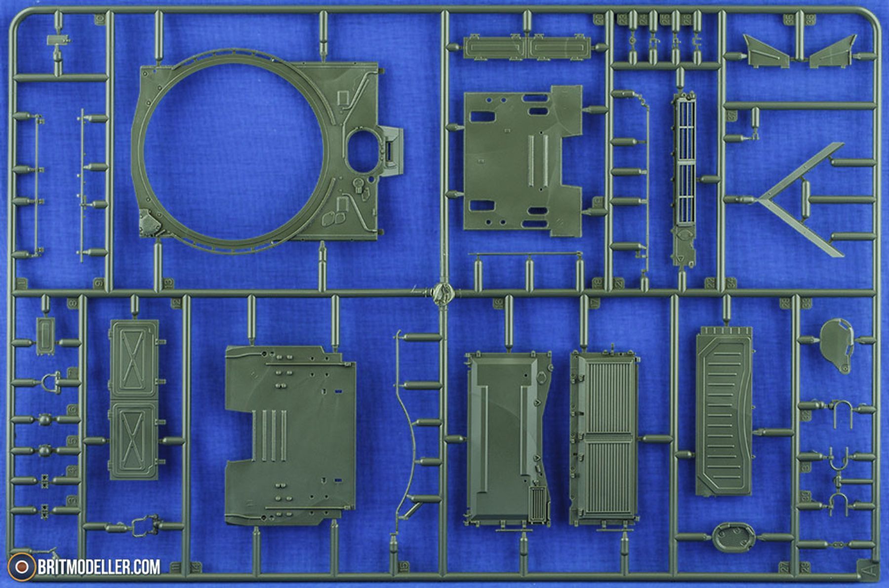 Збірна модель 1/35 Т-72 "Урал" з повним інтер'єром, Amusing Hobby ...